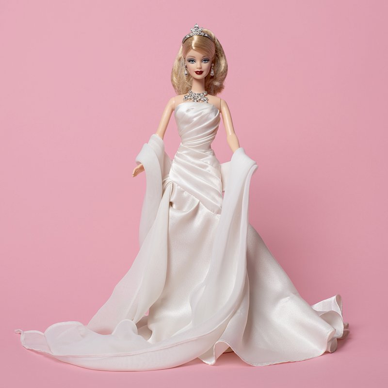 Hoe Barbie haar figuurtje weer in een modern vrouwbeeld ritste