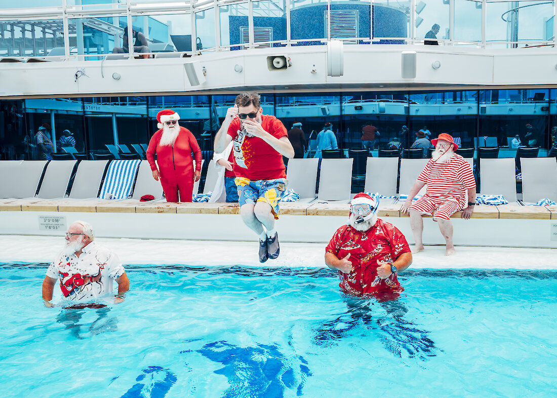 Na de decembermaand wil de kerstman ook wel eens vrij – en daarvoor is ...