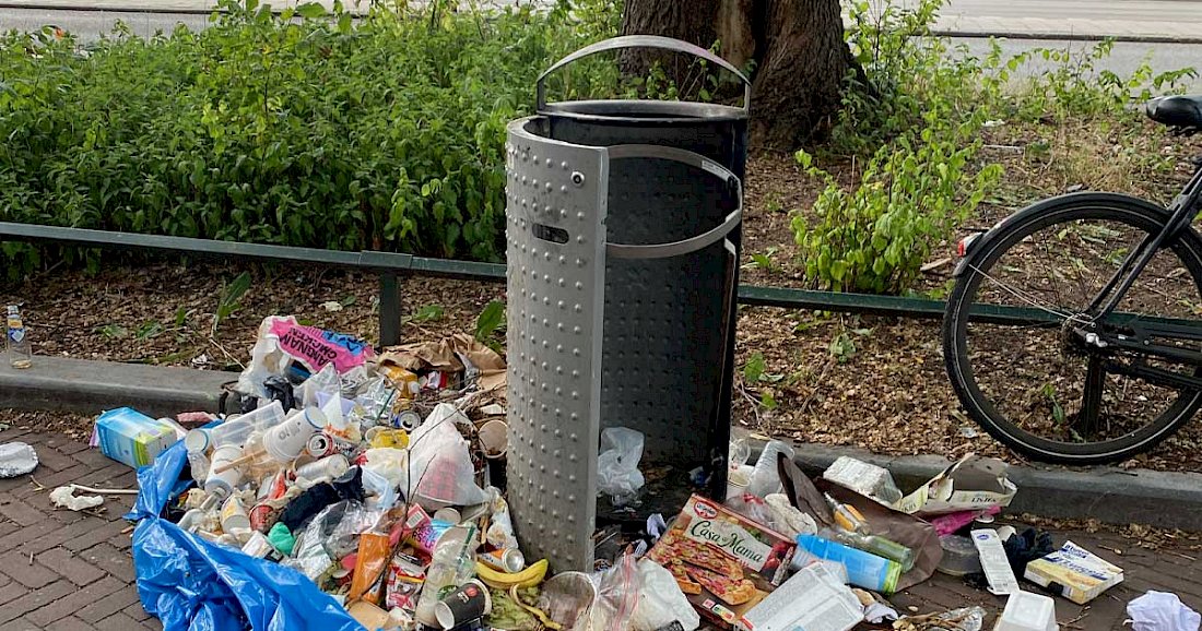 Door de jacht op statiegeld ligt vuilnis vaak náást de bak