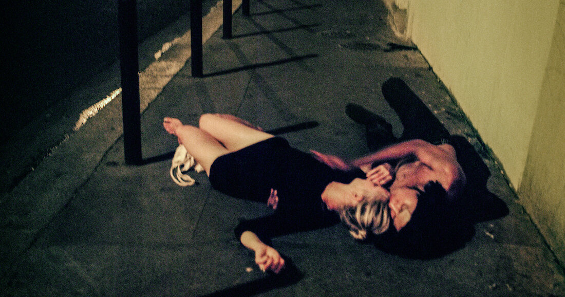 Tien jaar lang slenterde Bart Koetsier ’s nachts over straat, om nachtbrakers te fotograferen en ...