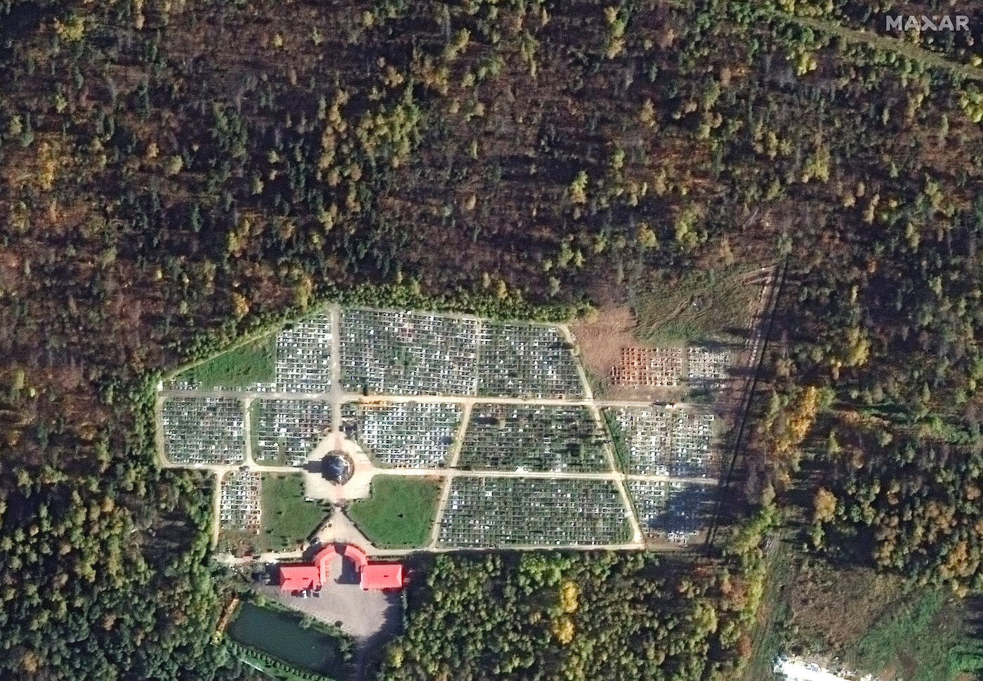 Russische oorlogskerkhoven dijen gestaag uit, blijkt uit luchtfoto’s